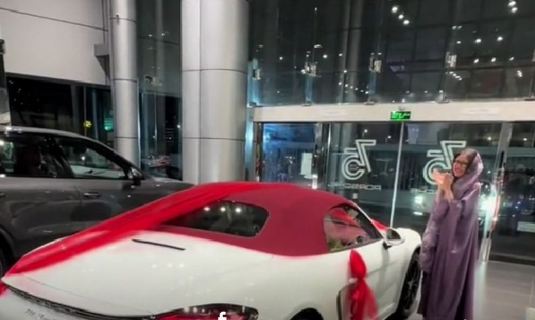 فتاة سعودية تهدي صديقتها سيارة فارهة سعرها يتخطى مئات آلاف الدولارات
