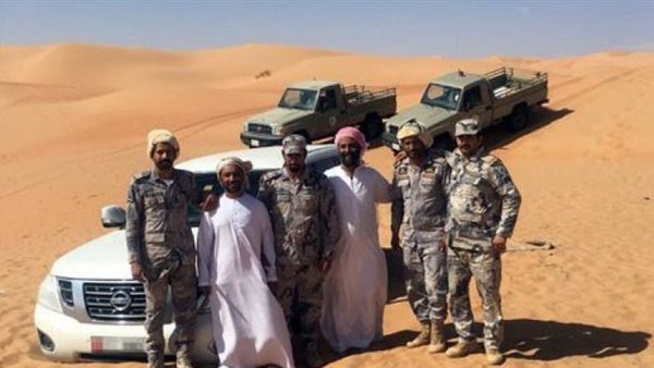 حرس الحدود السعودي ينقذ مواطنين إماراتيين تعطلت سيارتهما في الربع الخالي